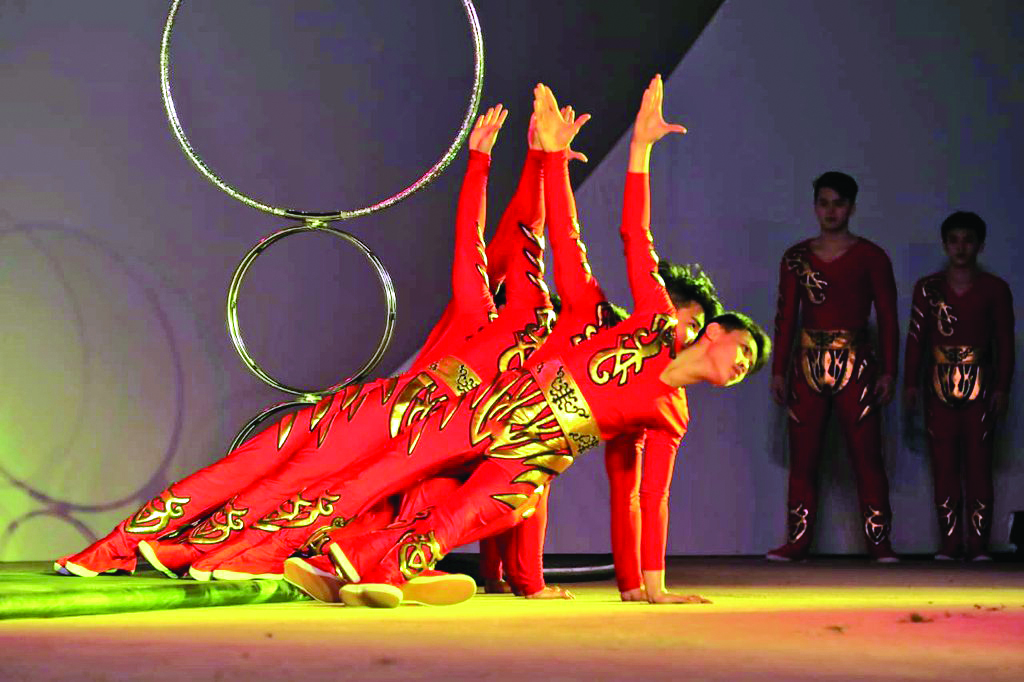 The sky’s no limit for these acrobats at Muscat Festival - Times of Oman