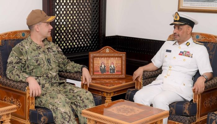 قائد البحرية السُّلطانية يستقبل قائد القوات البحرية بالقيادة الوسطى